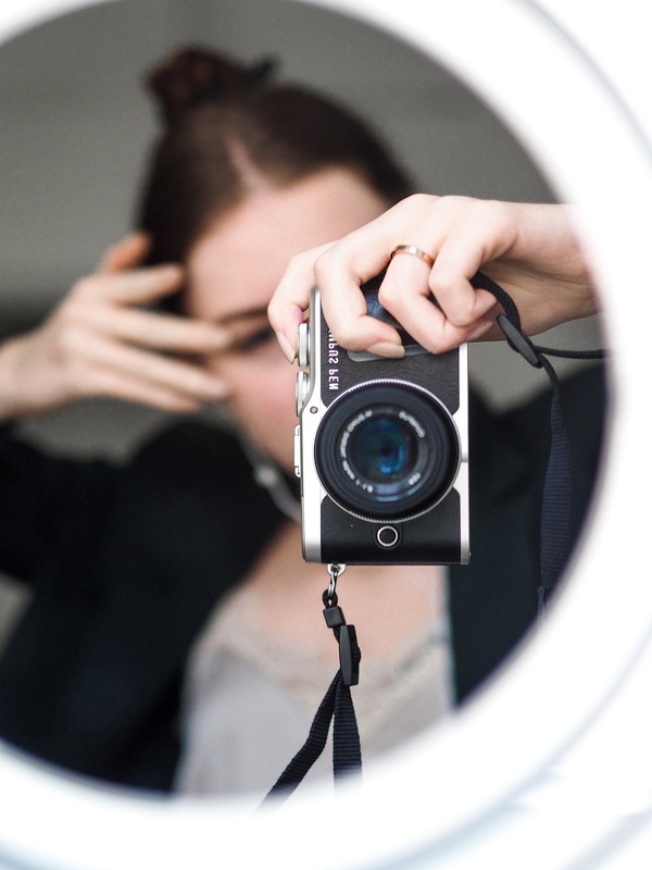 Mirror Selfies: How to do it?